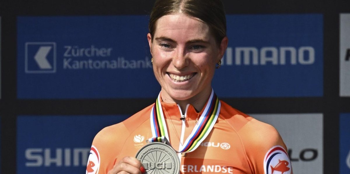 Een nieuw begin, een nieuw tenue: Demi Vollering straalt in outfit FDJ-SUEZ | WielerFlits